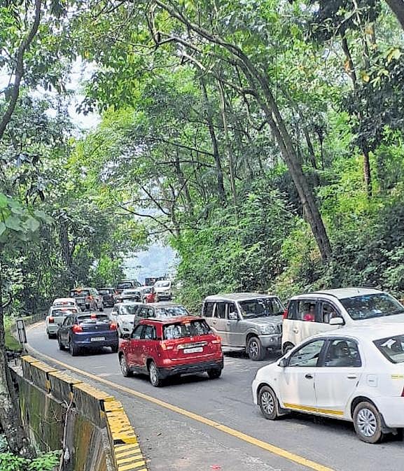 Thamarassery Ghat Road in Kerala chokes; alternatives stuck mid-way