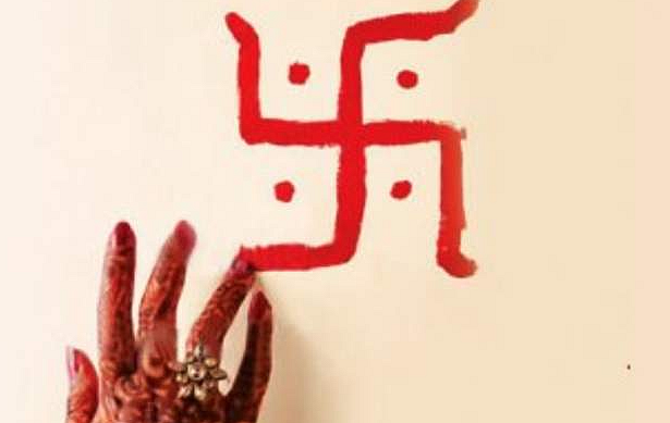 Swastika: घराच्या मुख्य दारावर का काढतात स्वस्तिक चिन्ह? जाणून घ्या ...