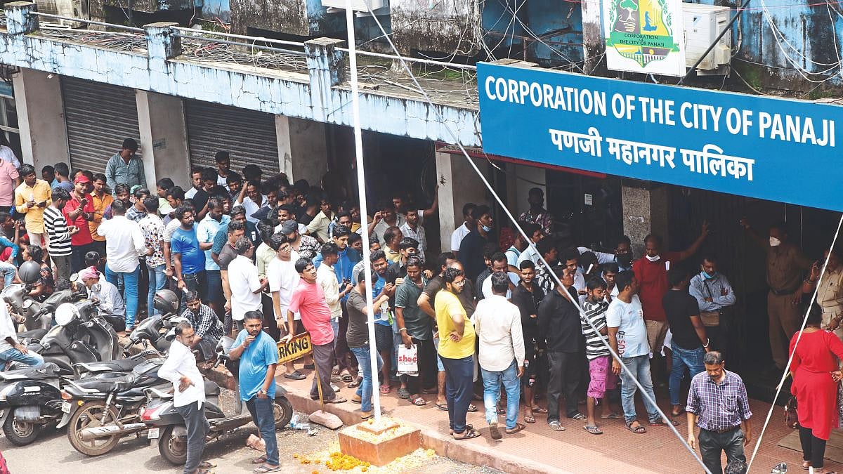 Panjim : पणजीत अर्जासाठी आलेल्या विक्रेत्यांवर लाठीमार