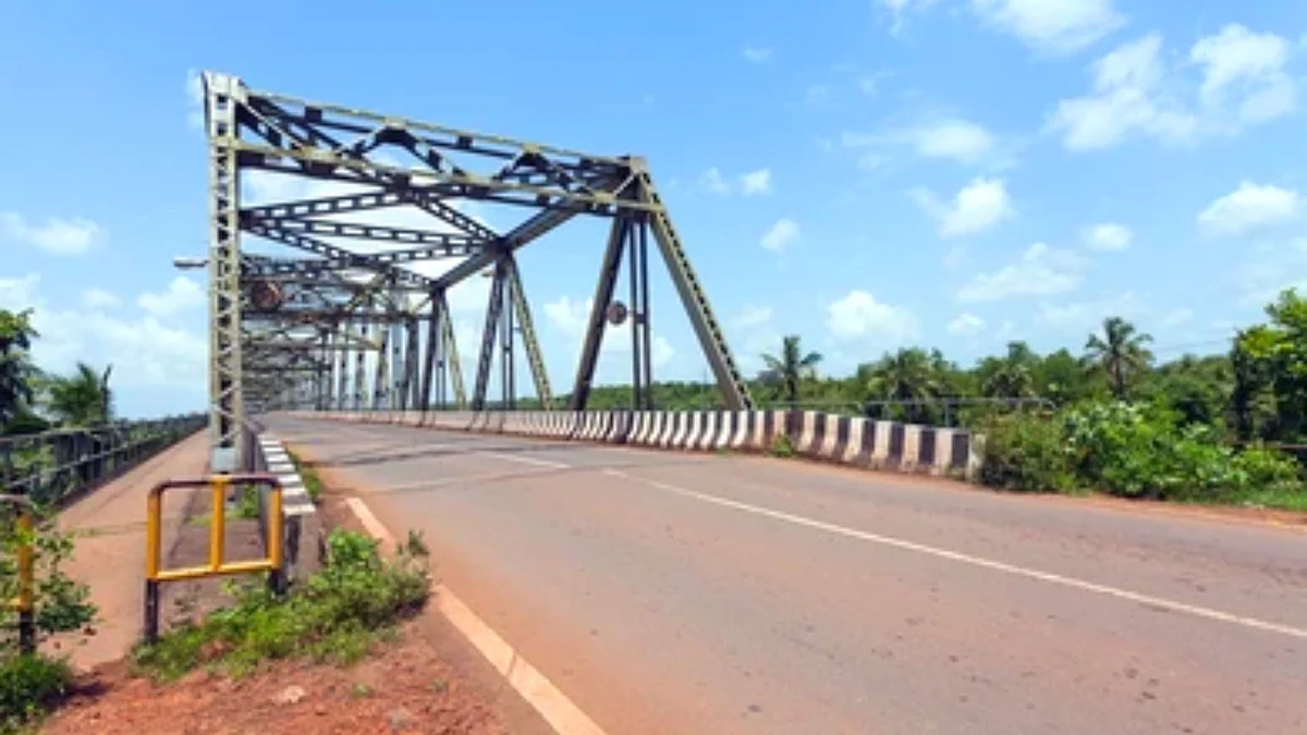 आमोणा-खांडोळा पुलाची दुर्दशा; प्रशासन मोठा अनर्थ घडण्‍याची वाट बघतंय का ...