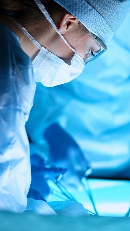 ऑपरेशन करताना डॉक्टर हिरवे किंवा निळे कपडे का घालतात?Why doctors wear ...