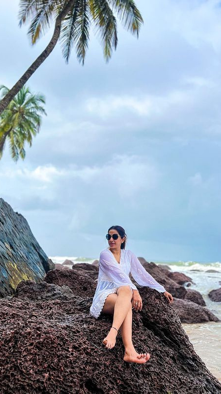 Marathi Actress Shreya Bugde Sheth In Goa beach photos tourism travel ...
