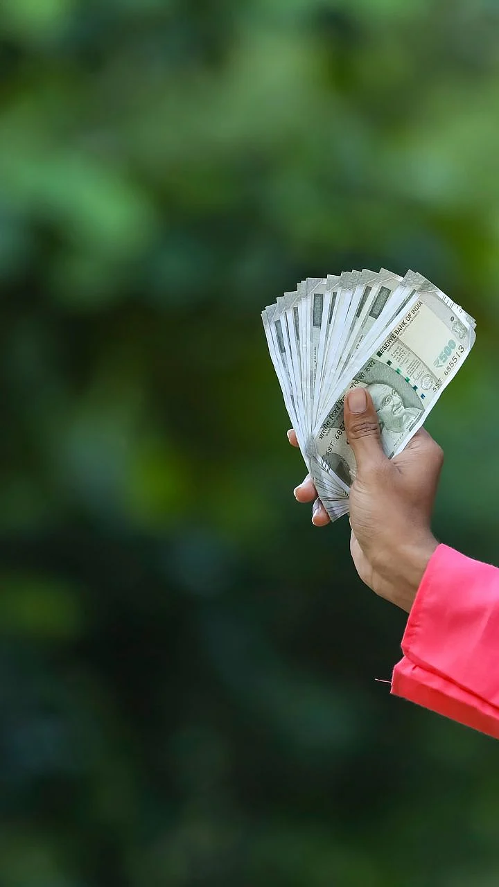 घरात 'या' दिशेला ठेऊ नका पैसा vastu tips for money direction follow ...