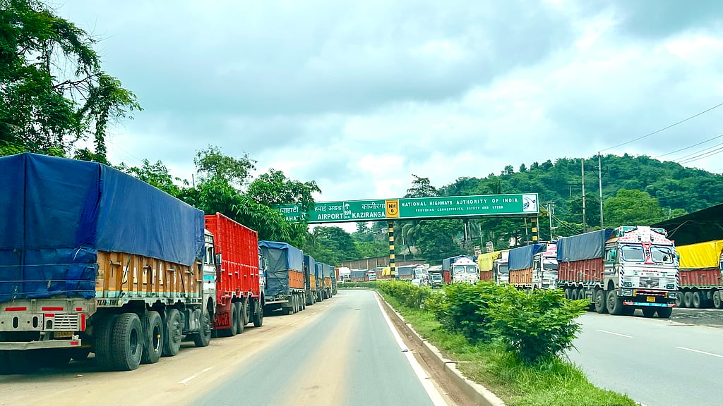 Byrnihat's Pollution Crisis: Three-Wheelers Navigate Toxic Roads