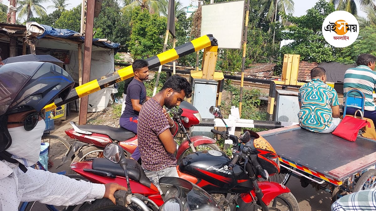 বারাসত স্টেশনে রেল গেট ভেঙে বিপত্তি
