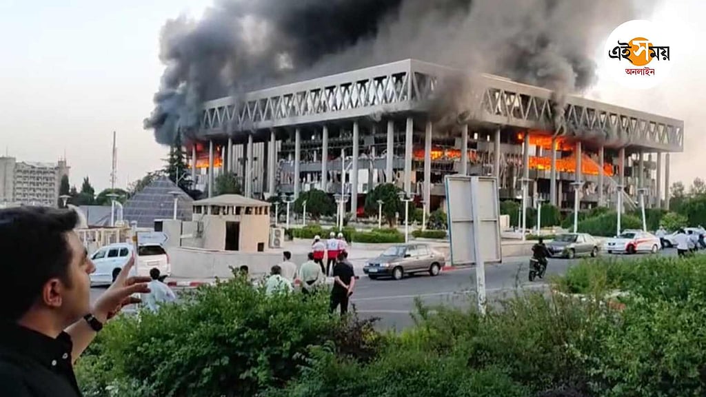 লাইভ চলাকালীন ইরানের সরকারি টিভি স্টুডিয়োয় ইজ়রায়েলি ক্ষেপণাস্ত্র ...