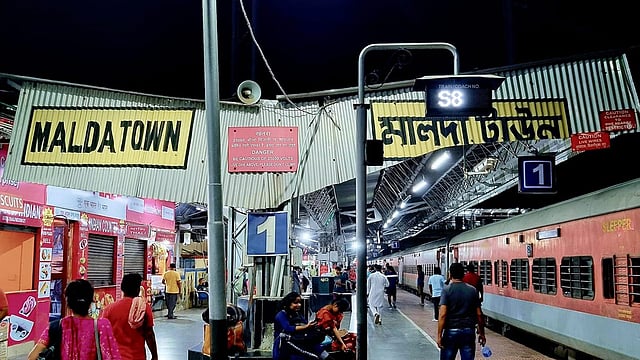 Malda news: জঙ্গলে ঢেকে ইংরেজবাজার শহরের রেলওয়ে পার্ক, সূর্য ডুবতেই ...