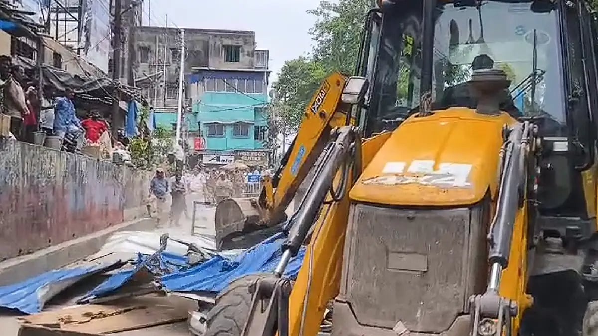 সাতসকালে চলল বুলডোজ়ার, নিজে দাঁড়িয়ে থেকে অবৈধ টোল গেট ভেঙে গুঁড়িয়ে ...