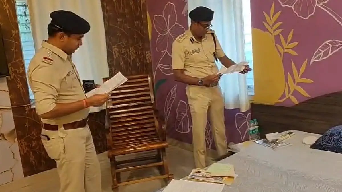 কামারহাটির উদয় ভিলায় পুলিশের হানা, উঠছে মদন মিত্রের নাম