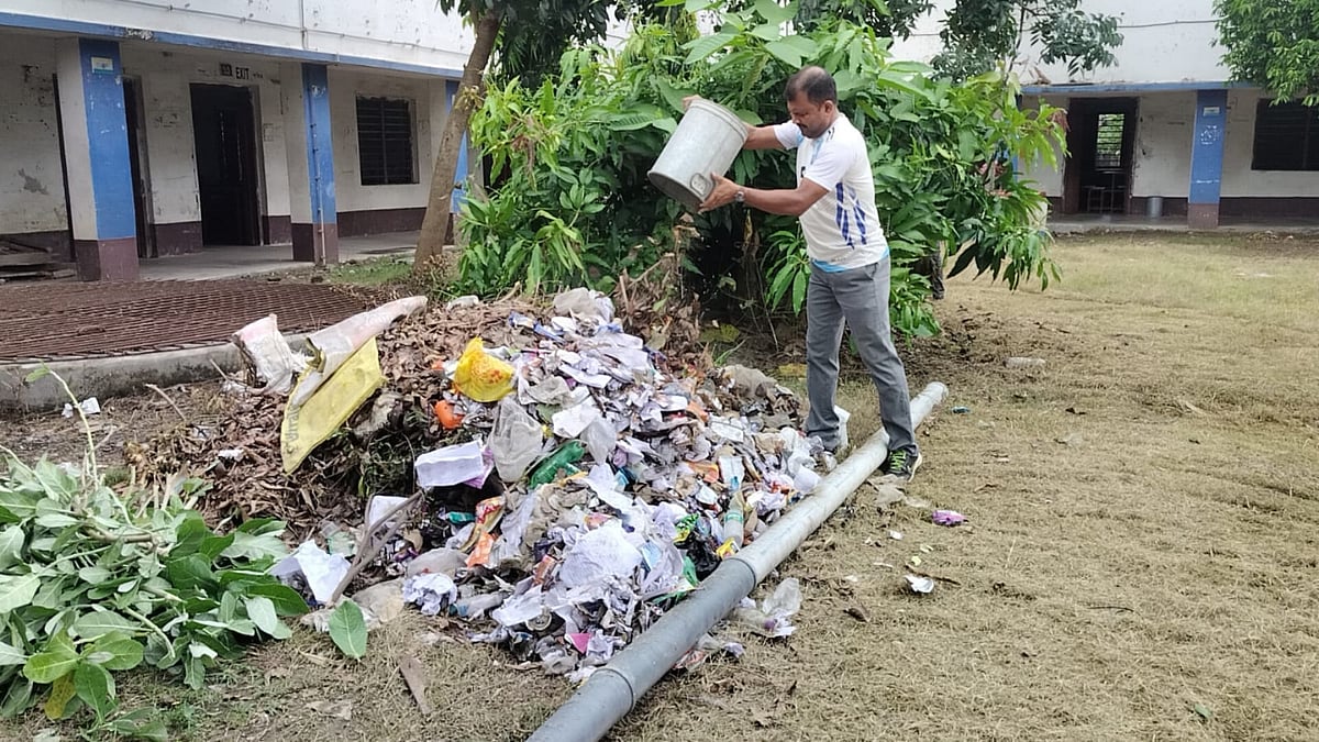 স্কুলের আবর্জনা সাফ করলেন IC, সচেতনতা গড়তে বিশেষ উদ্যোগ