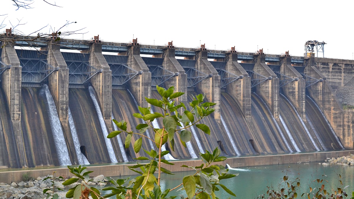 মাইথন জলাধারের পাড় কেটে সাদা পাথরের রমরমা কারবার, সরব গ্রামবাসী
