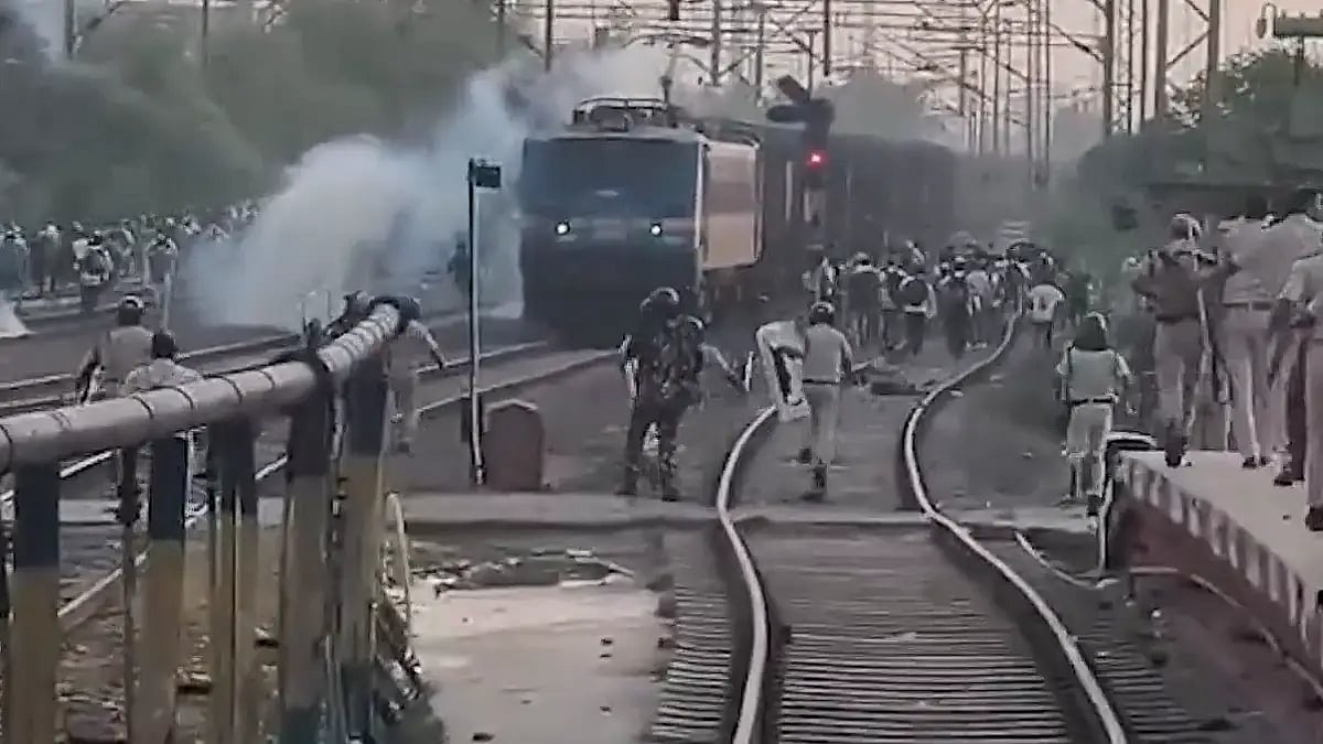 ট্রেন দেরিতে আসায় লাইনে নেমে বিক্ষোভ পরীক্ষার্থীদের, লাঠিচার্জ-কাঁদানে ...