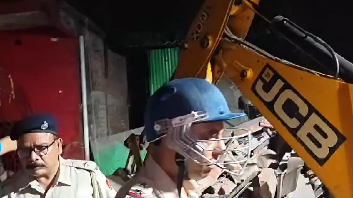 হাবড়া স্টেশন চত্বরে উচ্ছেদ অভিযান, বুলডোজ়ার দিয়ে ভেঙে গুঁড়িয়ে ...