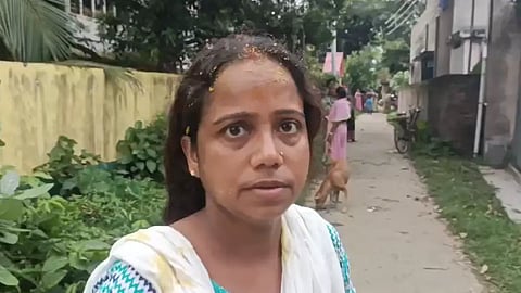 ডিমের সঙ্গে এ বার জুড়ল আম! তৃণমূল নেত্রীকে দেখেই ছোড়া শুরু...