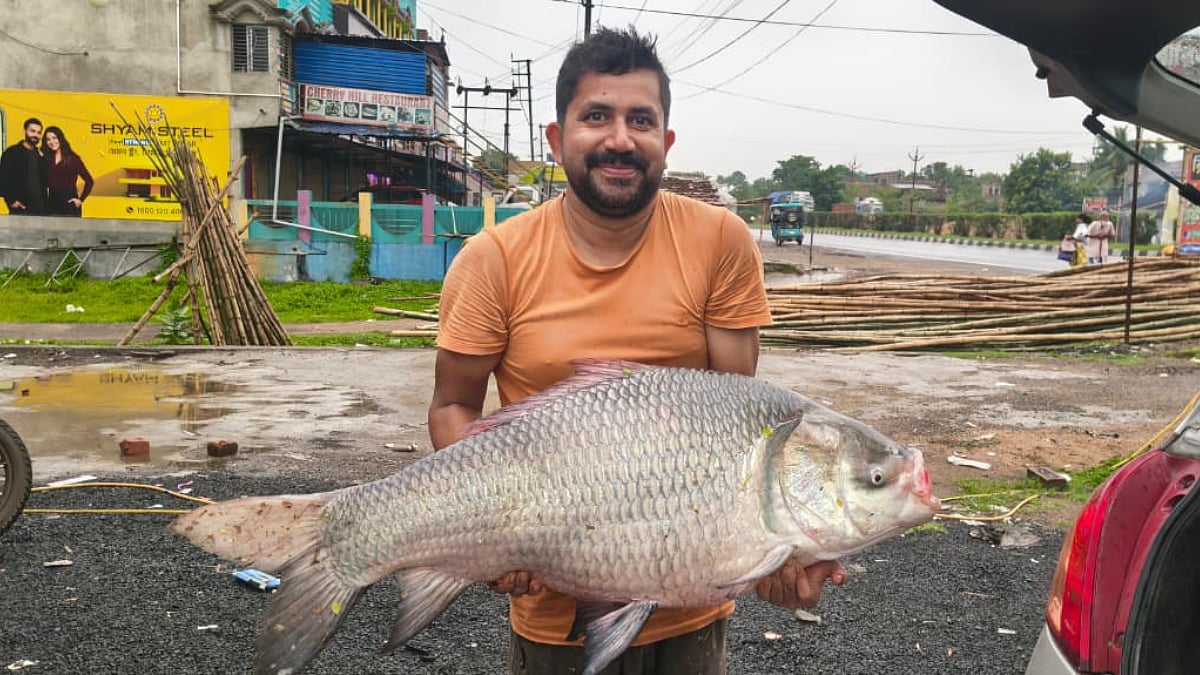 ২০ কেজির কাতলা তুলে ভাইরাল বালুরঘাটের শিক্ষক