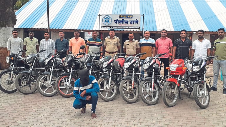 Dhule News: सोनगीरच्या तरुणाकडून चोरीच्या 10 दुचाकी जप्त, अल्पवयीनही ...