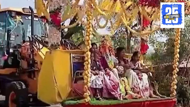 Groom hauls wedding procession from JCB | वराने जेसीबीवरून आपल्या ...