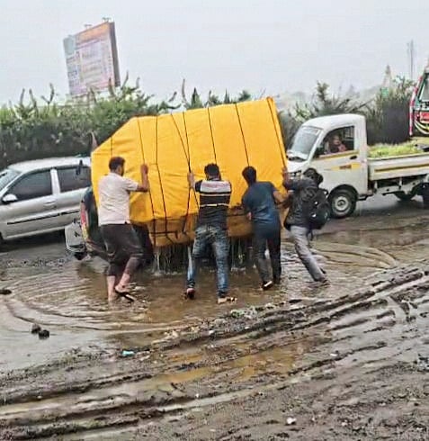 चौफुला सेवा रस्ता चार दिवस बंद; वाहतूक कोंडीत भर