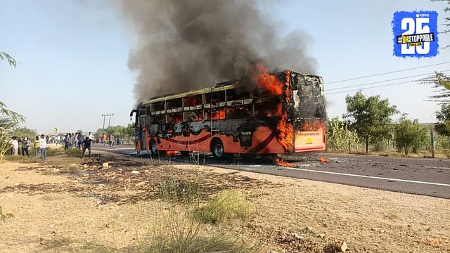 Passenger bus caught fire : भीषण दुर्घटना! प्रवाशांनी भरलेली बस पेटली ...