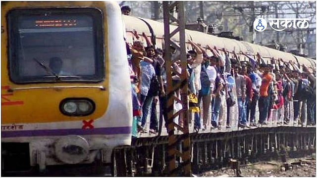 3 YOUTHS ATTACK ON RAILWAY PASSENGER WITH A KNIFE IN RUNNING MUMBAI ...