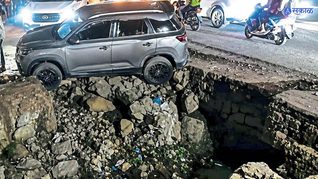 Beed News: बीडचा बार्शी रोड की मौत का कुआ?; पुलावरून कार खड्ड्यात ...