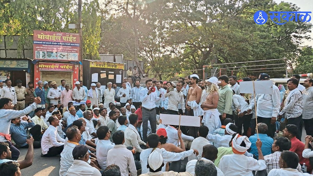 Sugarcane Payment ऊस बिलासाठी महिलांचा रस्त्यावर ठिय्या गोकुळ शुगरवर ...