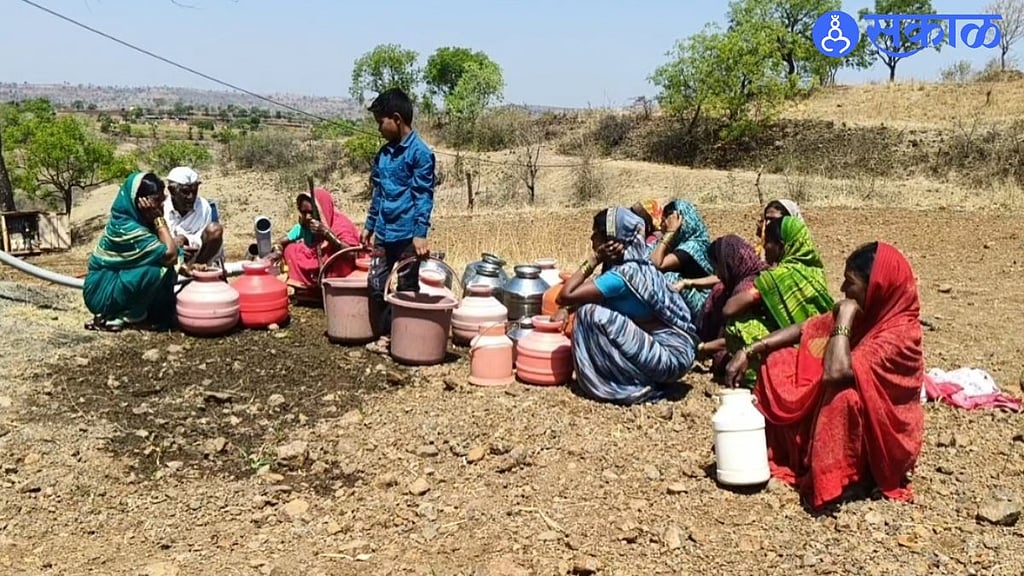Beed Water Crisis: बीडच्या कोरडेवाडीत पाण्यासाठी हाहाकार महिलांची ...