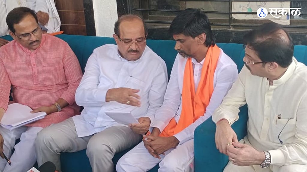 Manoj Jarange: तोडगा नाहीच! मनोज जरांगे पाटील उपोषणावर ठाम; शिष्टमंडळ ...