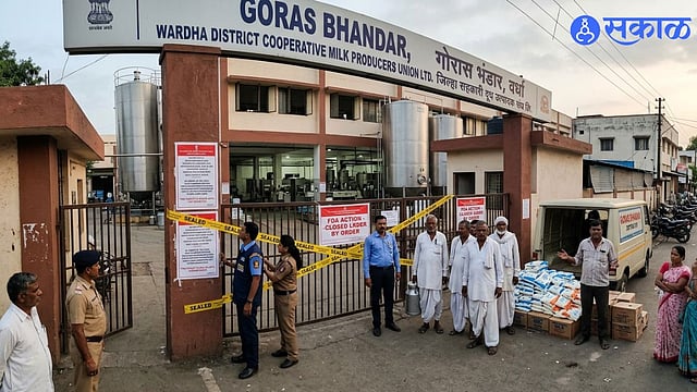 Wardha : 'गोरस भंडार'चे उत्पादन ठप्प, एफडीएच्या कारवाईनंतर दूध उत्पादक ...