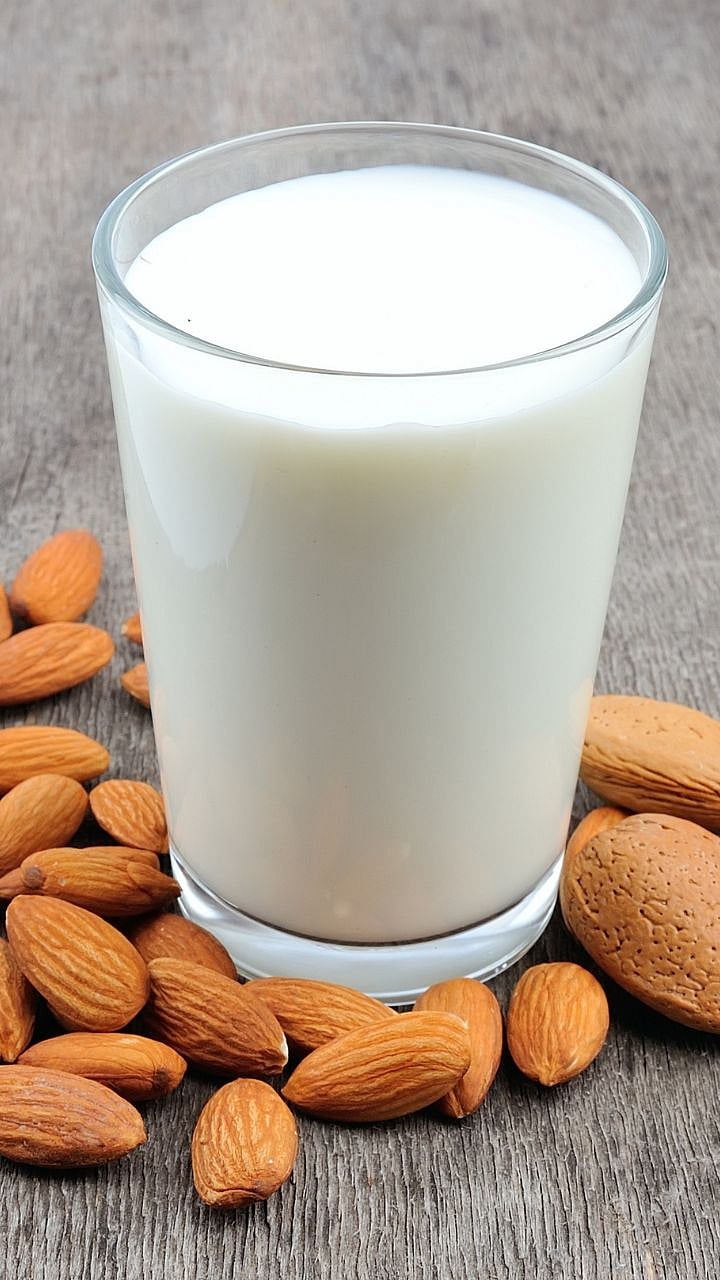 नियमित बदाम दूध पिण्याने शरीरात काय घडते?| Health benefits of drinking ...