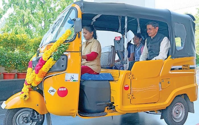 பெண் ஓட்டுநருக்கு புதிய ஆட்டோ வழங்கினார் ஆளுநர்