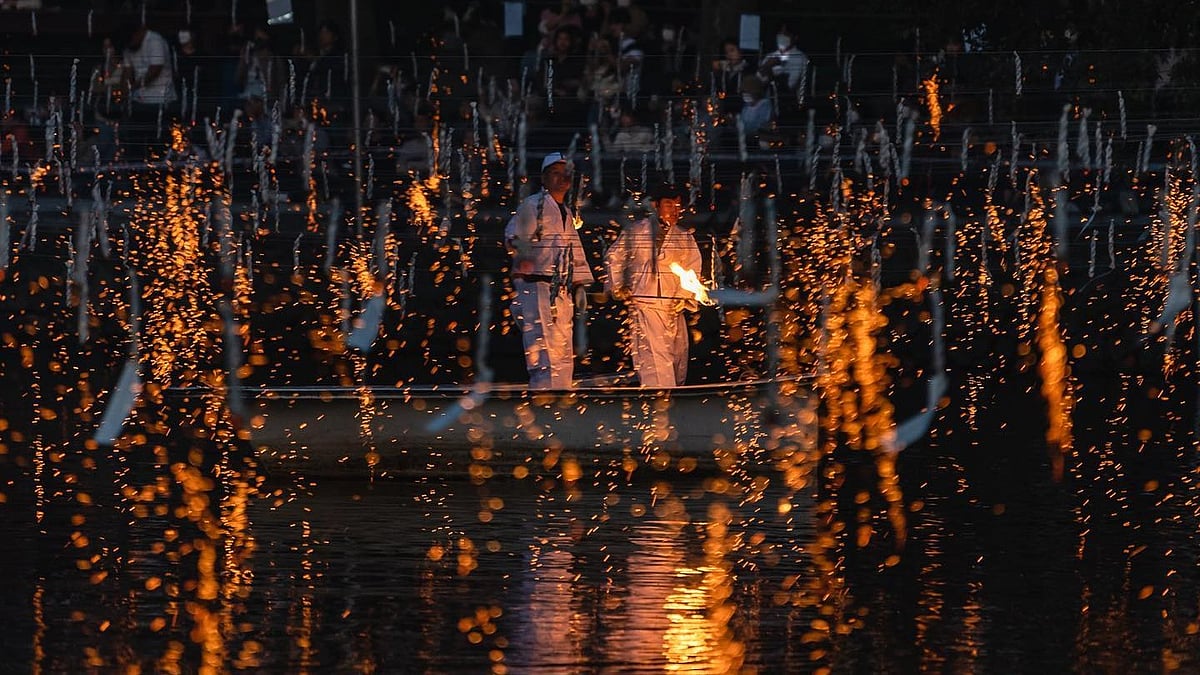 South Korea’s Nakhwa Nori looks like embers floating in air