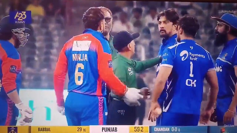 CCL 2025: ಕರ್ನಾಟಕ ಬುಲ್ಡೋಜರ್ಸ್-ಪಂಜಾಬ್ ಆಟಗಾರರ ನಡುವೆ ಮೈದಾನದಲ್ಲೇ ಜಗಳ ...