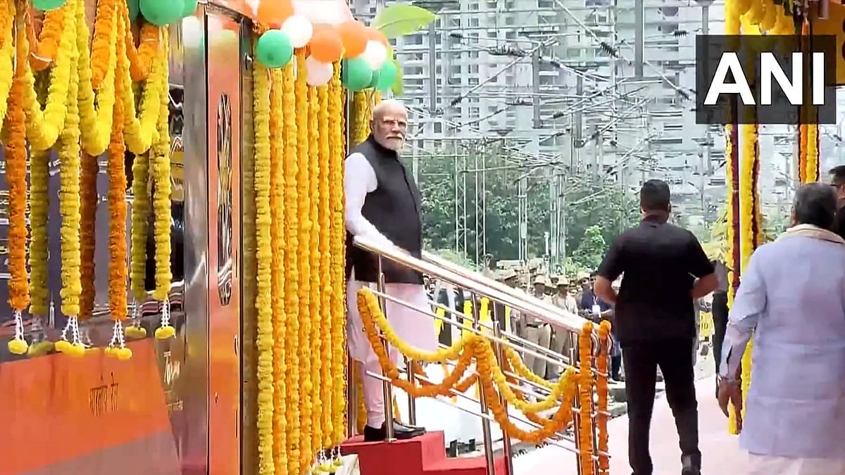 PM Modi in Bengaluru: 3 ವಂದೇ ಭಾರತ್ ಎಕ್ಸ್'ಪ್ರೆಸ್ ರೈಲುಗಳಿಗೆ ಚಾಲನೆ; Video