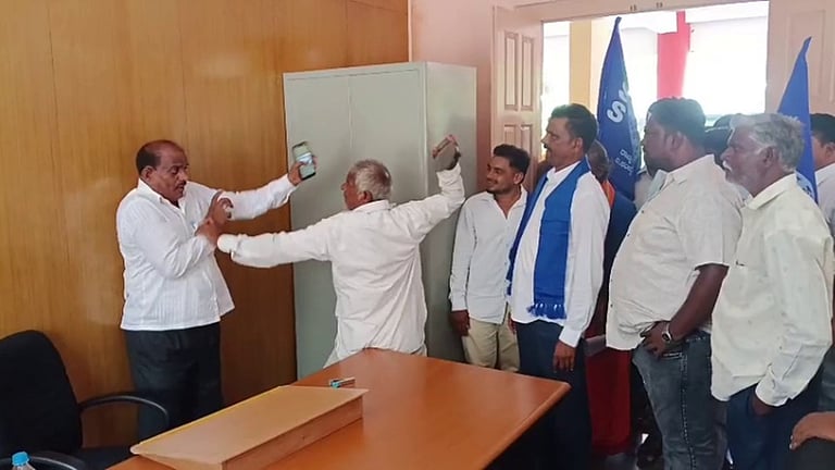 ಭೂ ಪರಿಹಾರ ಕೊಡದೇ ಸತಾಯಿಸುತ್ತಿದ್ದ ಬಿಟಿಡಿಎ ಸಿಬ್ಬಂದಿ: ಅಧಿಕಾರಿಗೆ ಚಪ್ಪಲಿಯಿಂದ ...