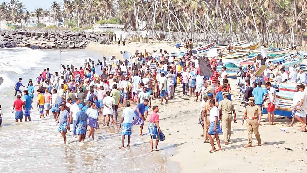 கோட்டக்குப்பம் அருகே மீனவர்கள் கடலில் இறங்கி போராட்டம்- தேர்தலை ...