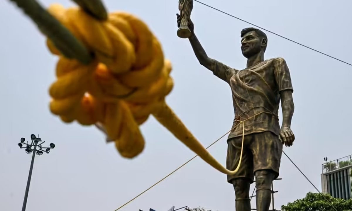 Kolkata Messi Statue மெஸ்ஸி சிலை அகற்றம்: பலத்த காற்றில் ஆபத்தாக ஆடிய ...