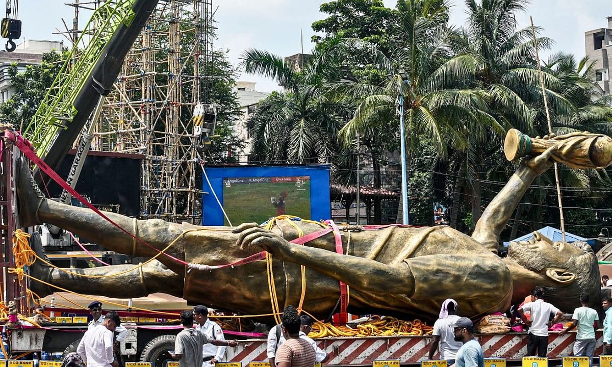 Kolkata Messi Statue மெஸ்ஸி சிலை அகற்றம்: பலத்த காற்றில் ஆபத்தாக ஆடிய ...