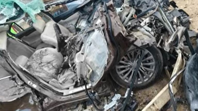 கரூர் அருகே லாரி மீது கார் மோதி விபத்து - 3 பேர் பலி - Accident near ...