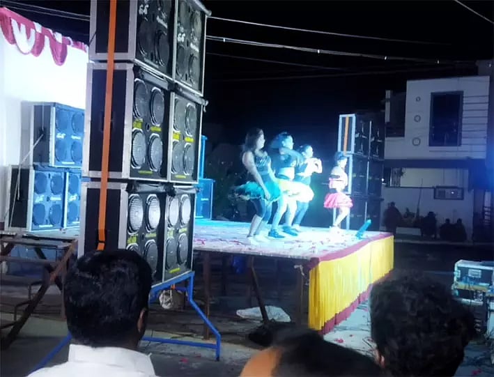 ஆடல்-பாடல் நிகழ்ச்சியில் உச்சக்கட்ட ஆபாசம்