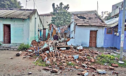 மதுரையில் தொடர் மழை காரணமாக 35 ஆண்டுகள் பழமையான வீடு இடிந்து விழுந்தது