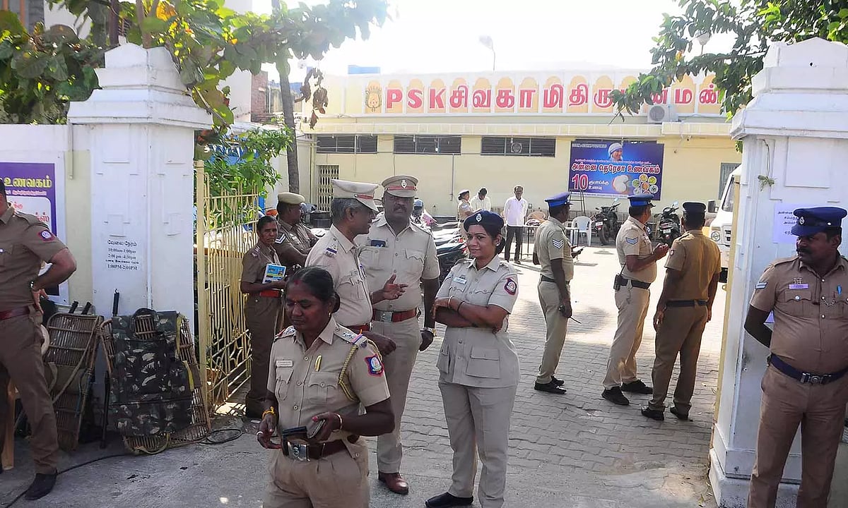 ரூ. 10-க்கு சாப்பாடு.. நூதன முறையில் ரூ. 100 கோடி சுருட்டிய மூன்று பேர் ...