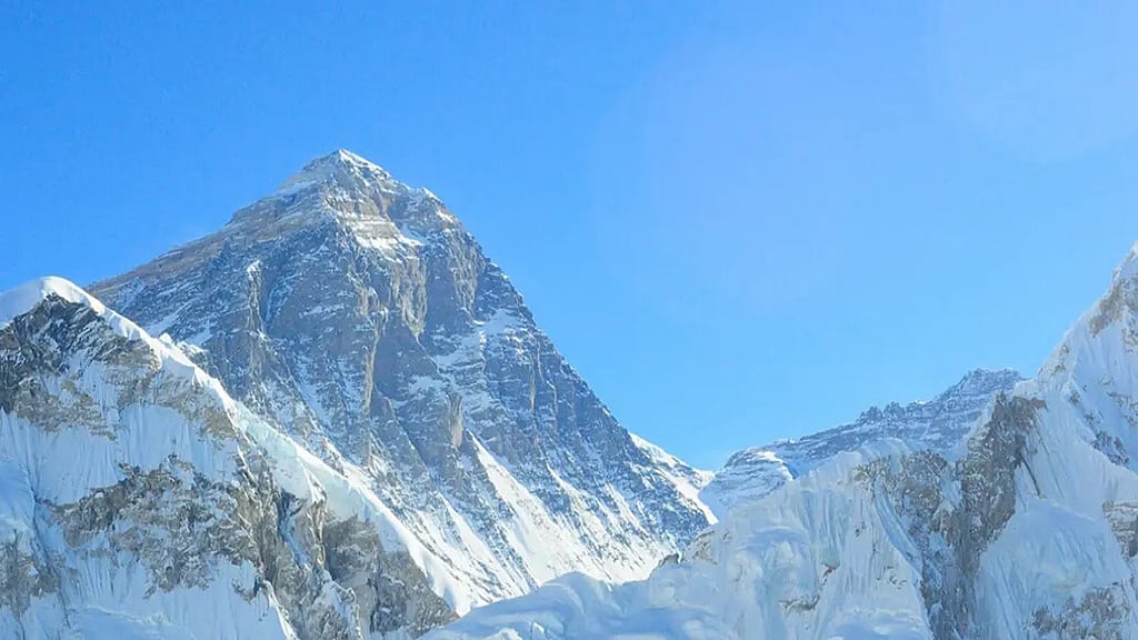 Dubai-Based Indian Banker Shradha Gupta Conquers Mount Everest, The ...