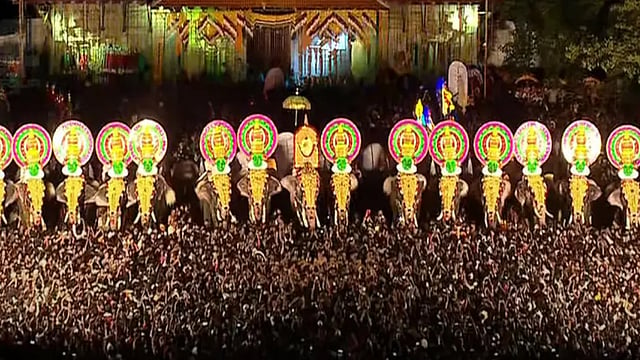 ആൾക്കടലിൽ കുട വിരിഞ്ഞു; നഗരം വർണക്കടലായി|thrissur pooram 2025 kudamattam