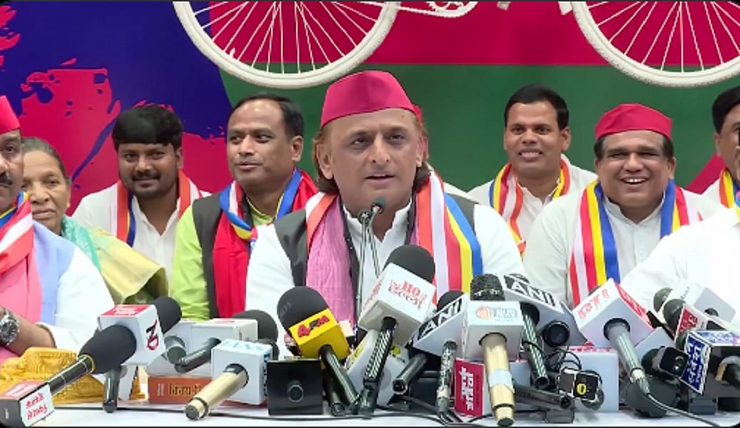 गुजरात मॉडल’ का ट्रांसफ़ॉर्मर उत्तर प्रदेश में जल गया, जबरदस्ती जोड़े ...