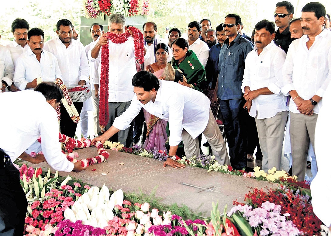 YS Jagan Mohan Reddy's bus yatra receives massive response on day 1