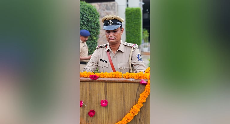 Gujarat policeman killed in crash while intercepting bootlegging SUV
