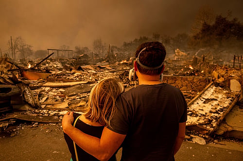 Hollywood Hills fire breaks out as deadly wildfires burn out of control ...
