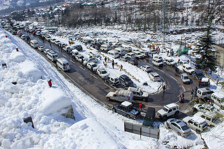 Tourist surge chokes Manali as over 33,000 vehicles enter, snowfall ...