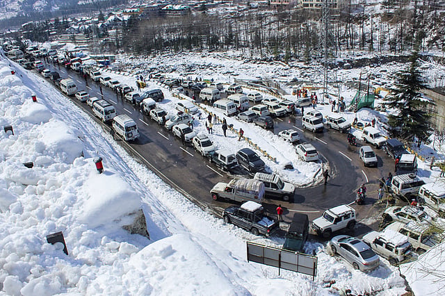 Tourist surge chokes Manali as over 33,000 vehicles enter, snowfall ...